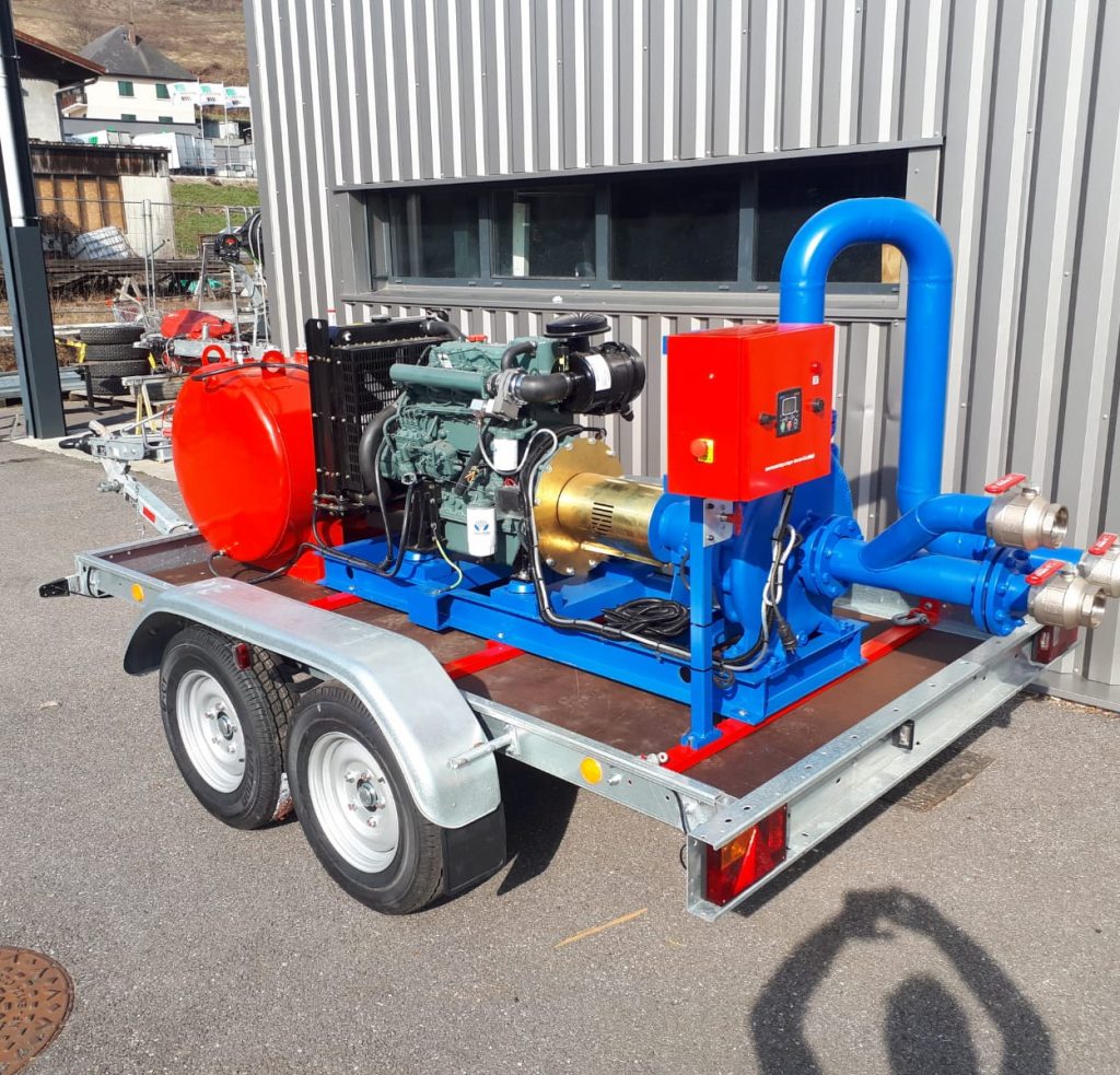 Towable pump unit for fire or industrial use